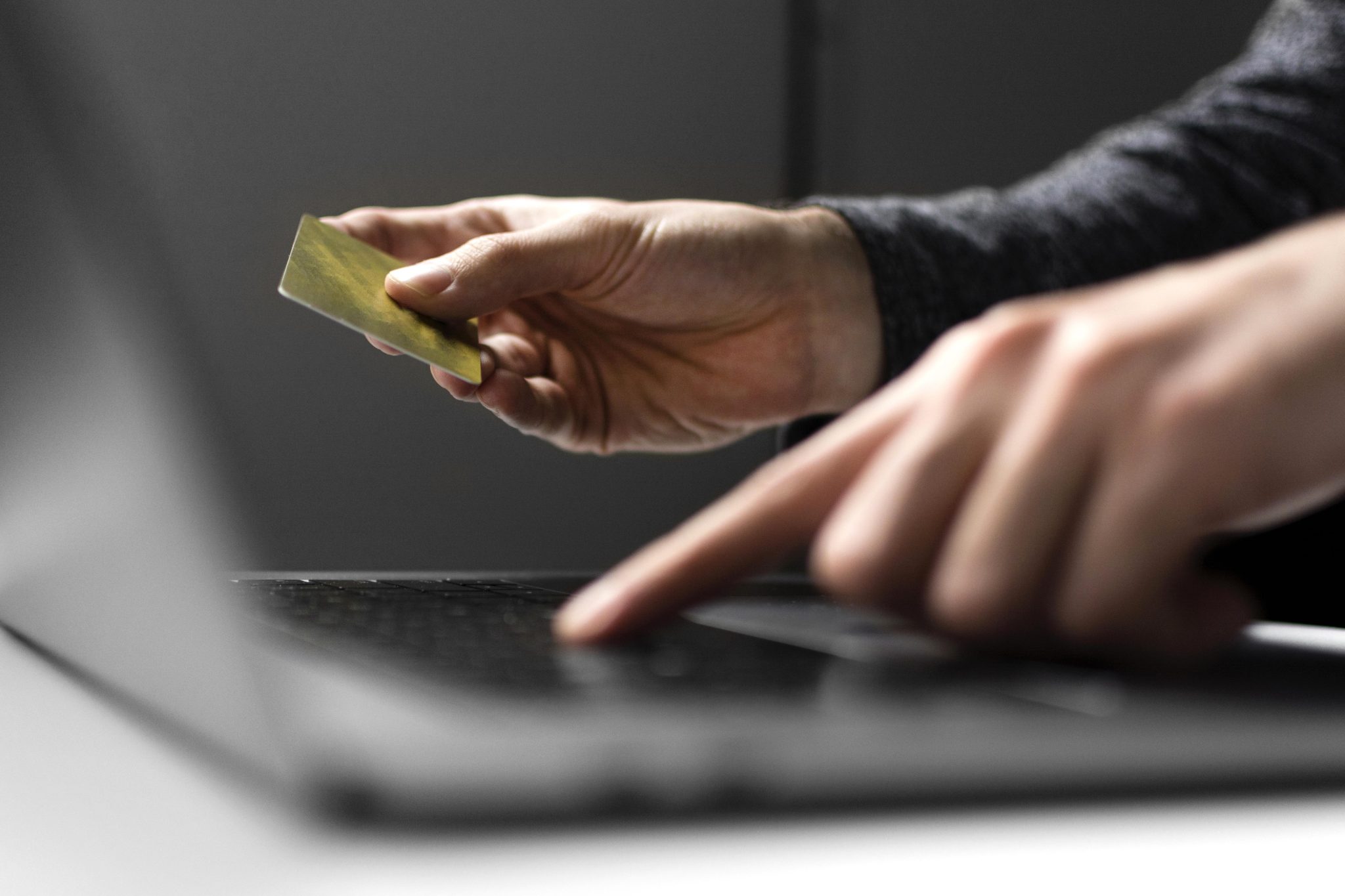 ¿Cómo evitar un fraude financiero online? ️ Solventa 2025